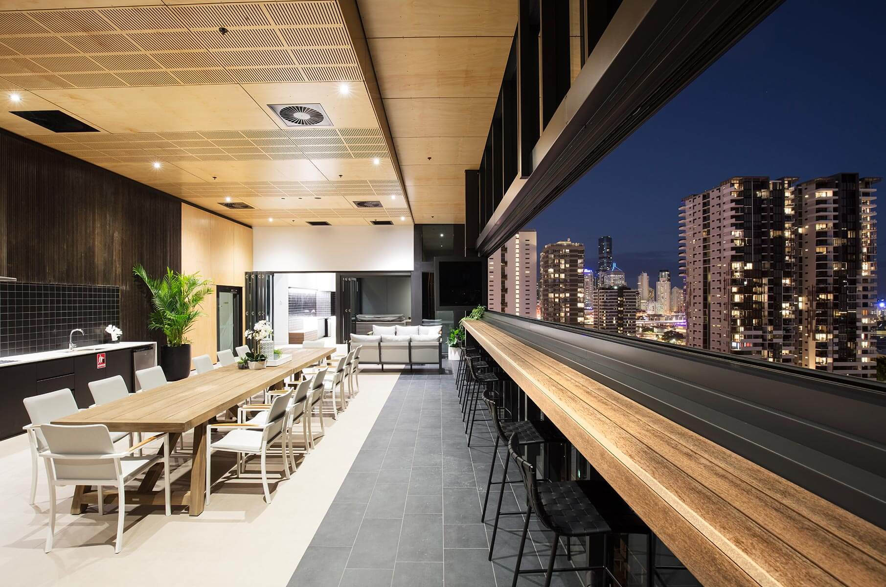 River and CBD view South Brisbane Apartments with World CLass Amenity ...